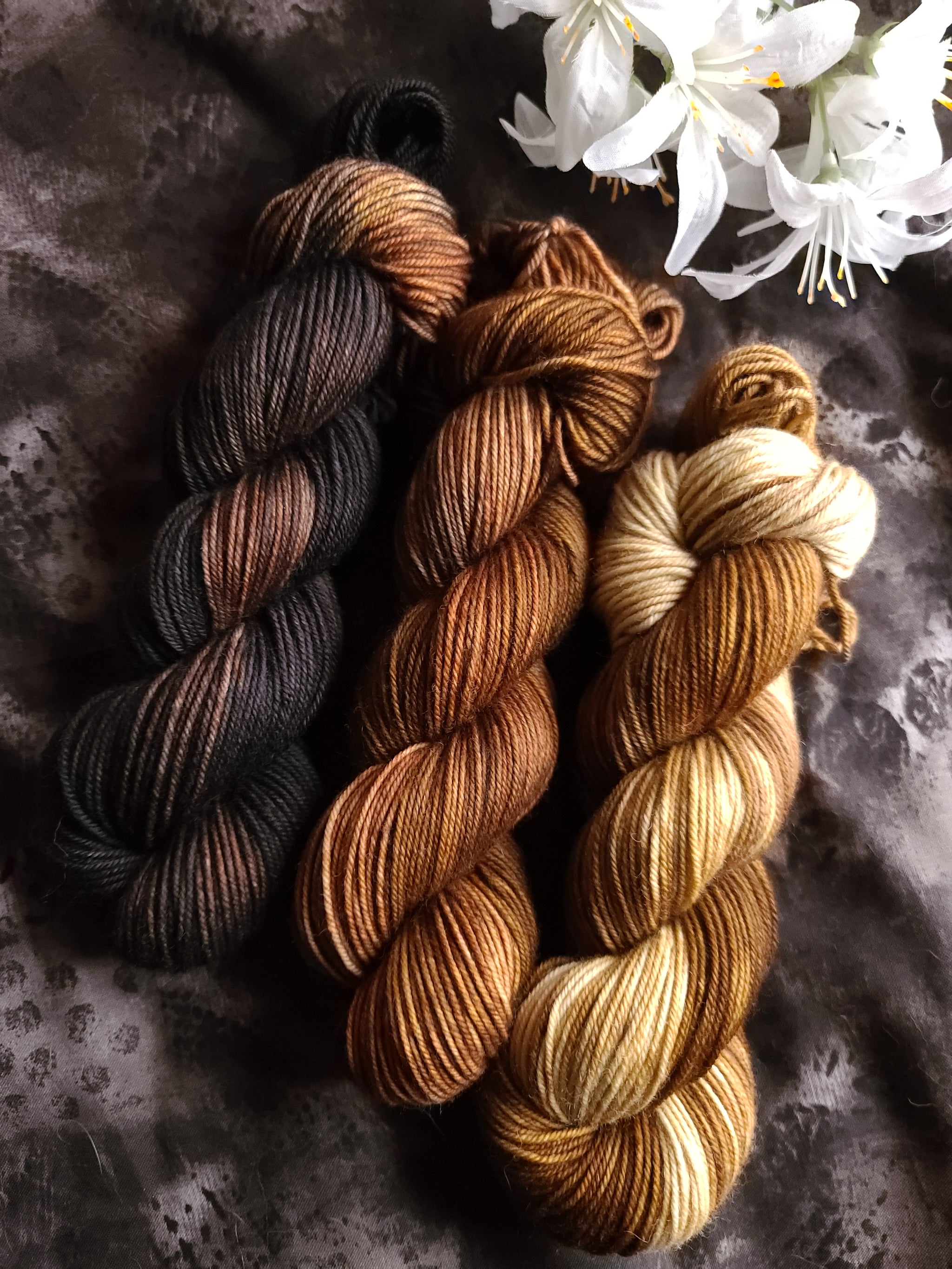 Fine Feather Cowl Kit (Yarn & Pattern) – The Frosted Stitch